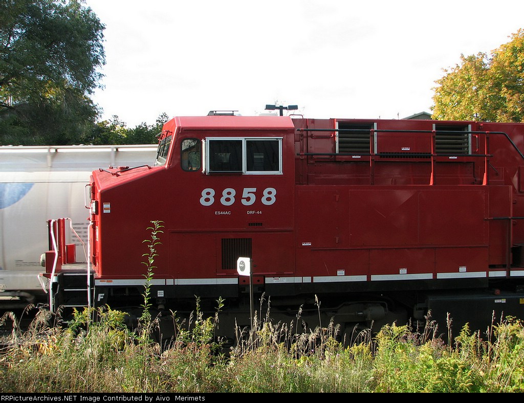 CP 8858 at Cooksville GO